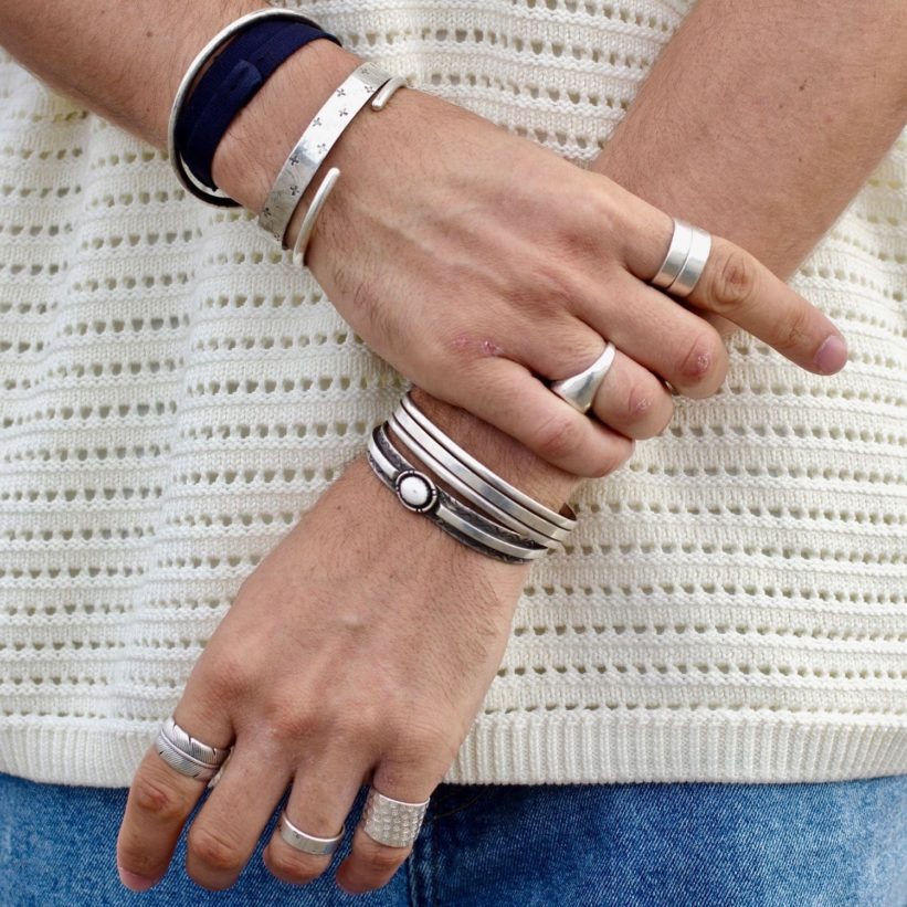 Comment choisir et porter des bijoux quand on est un homme?