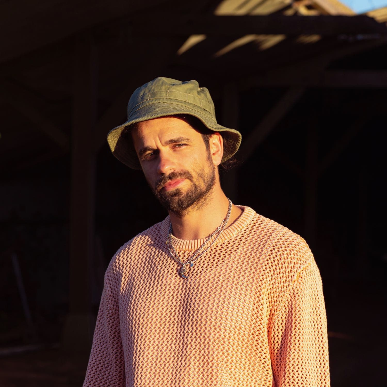 Porter le pull en crochet pour homme en été (shooting agence Ludys)