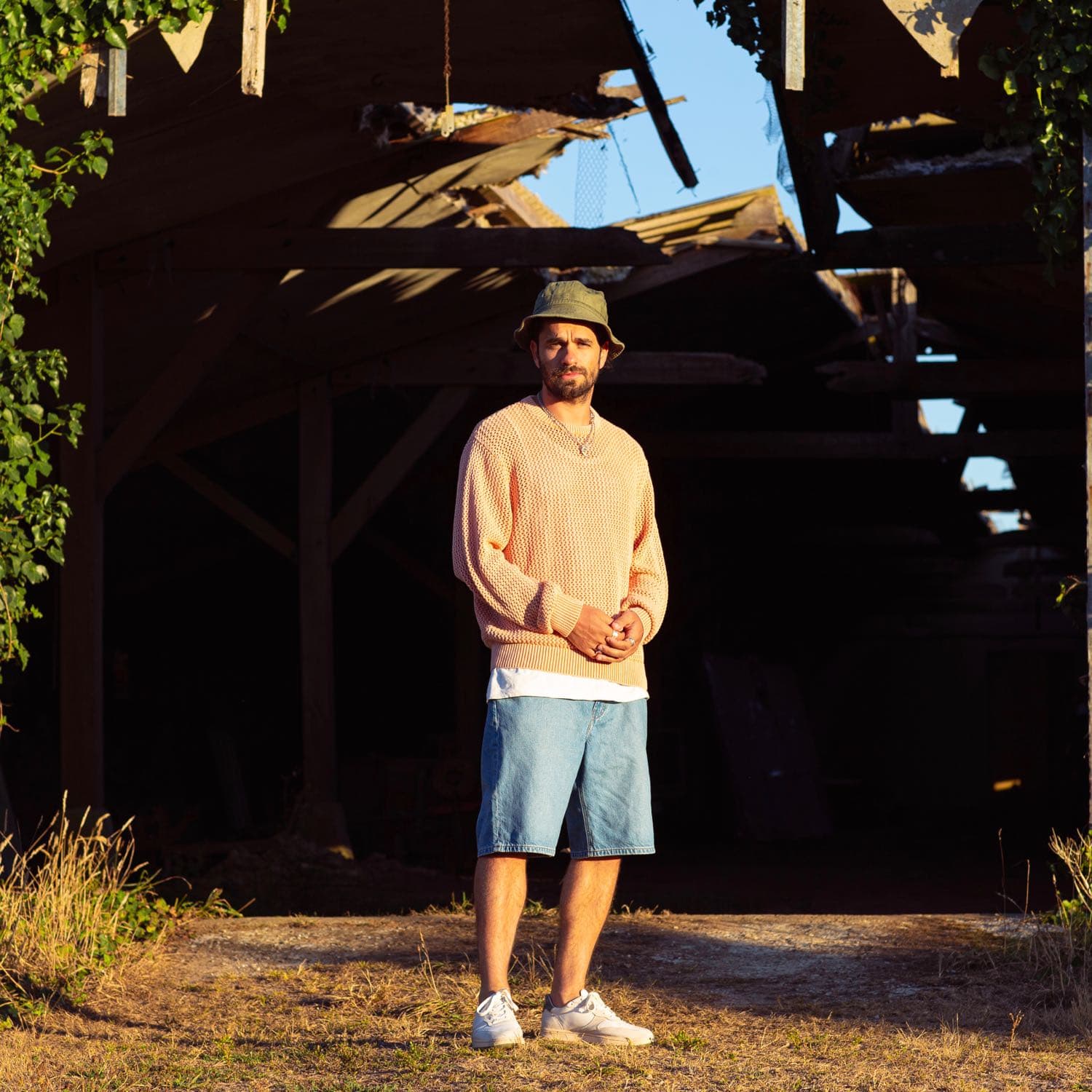 Porter le pull en crochet pour homme en été (shooting agence Ludys)