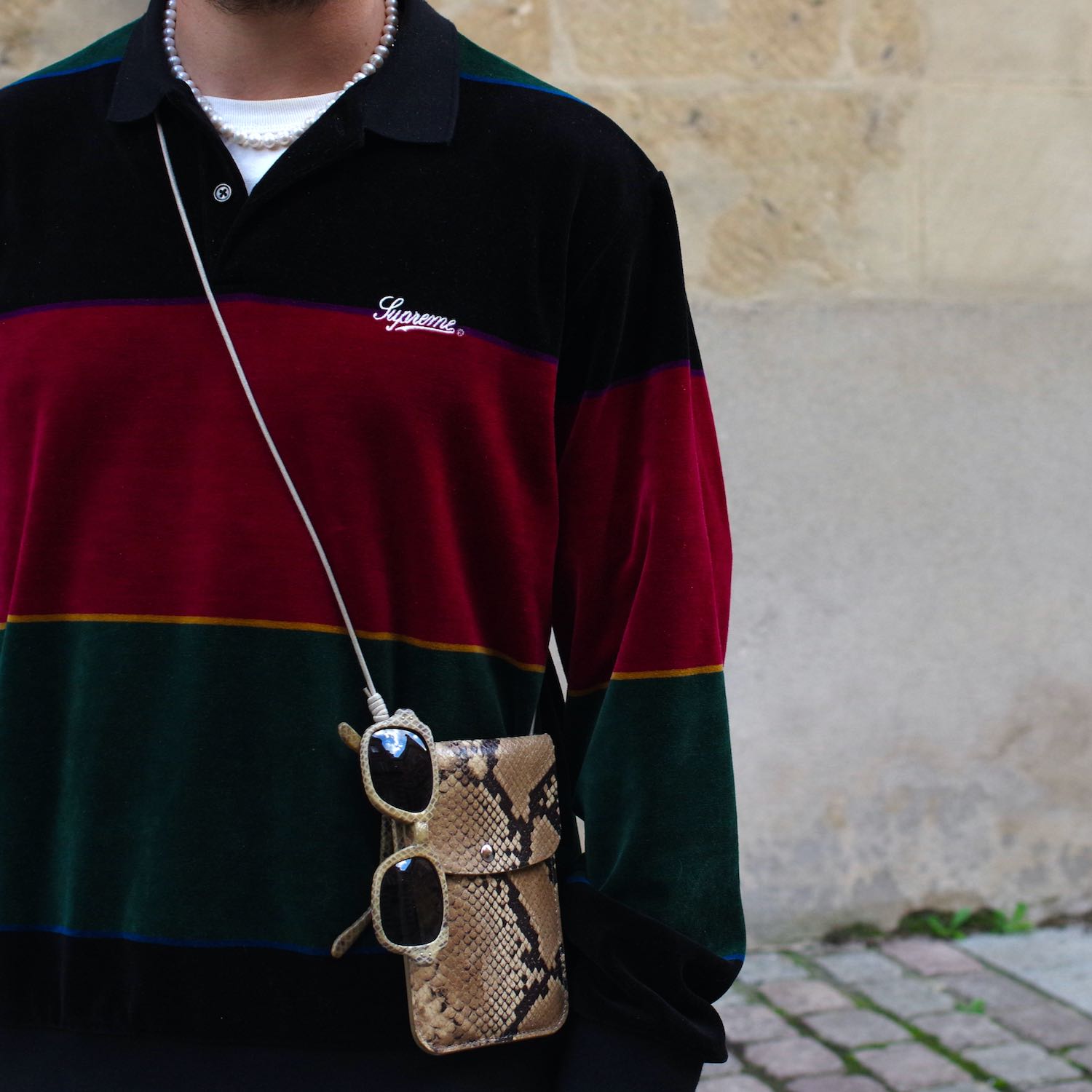 Look streetwear d'automne avec polo en velours lisse Supreme