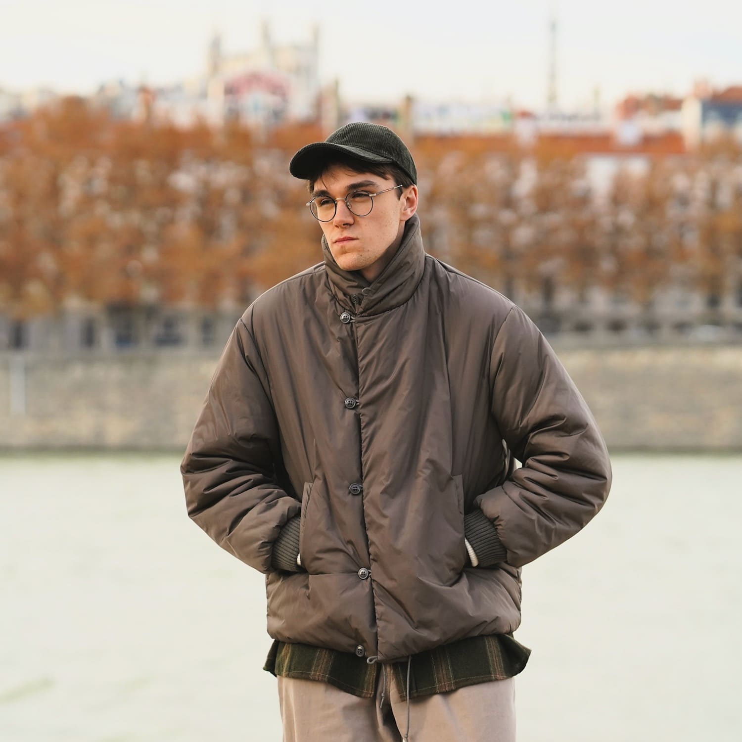 Look d'hiver avec des coupes amples et la doudoune Arpenteur Loft J