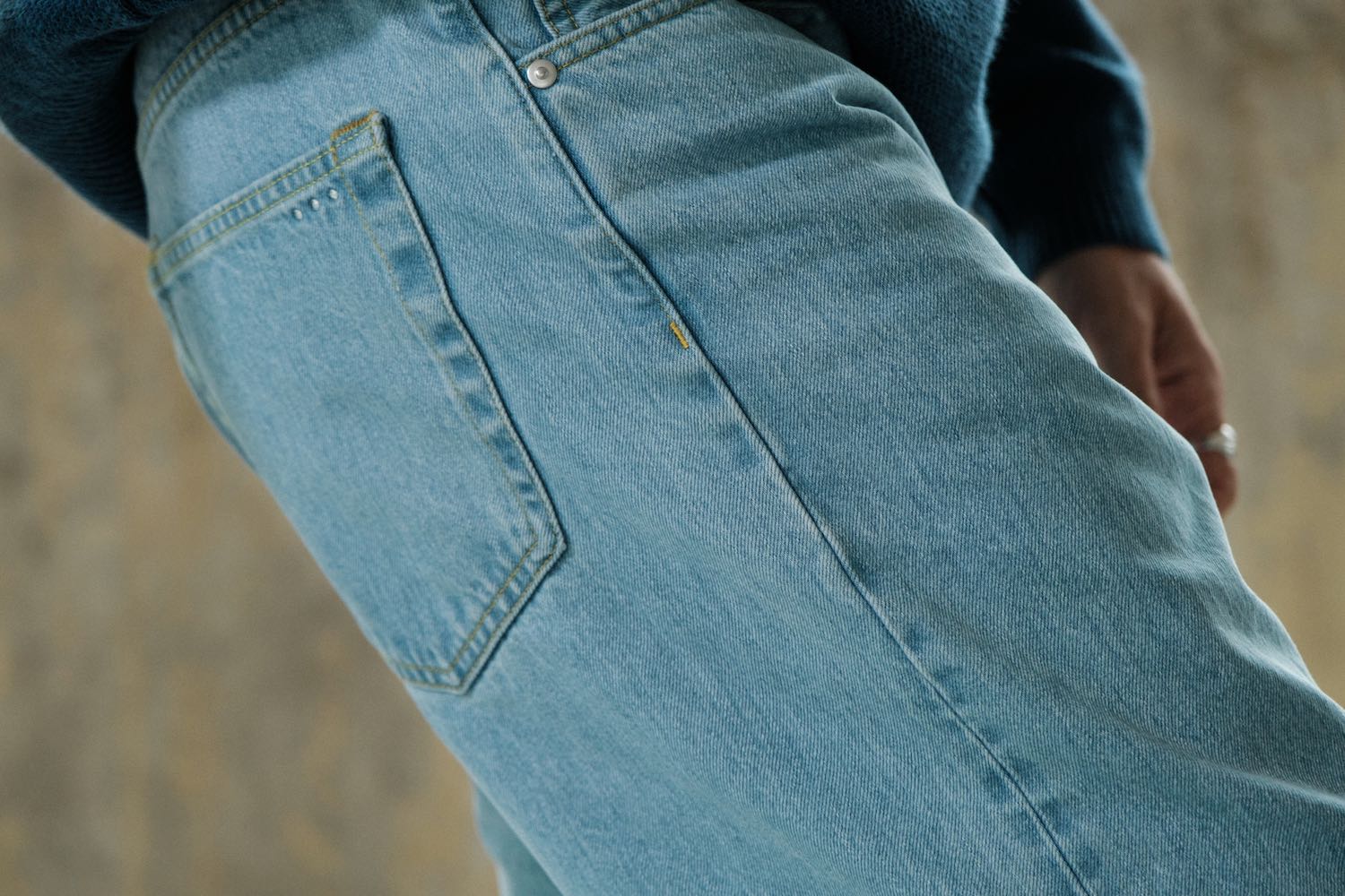 Découvre le jean loose tapered Borali en bleach et stone wash