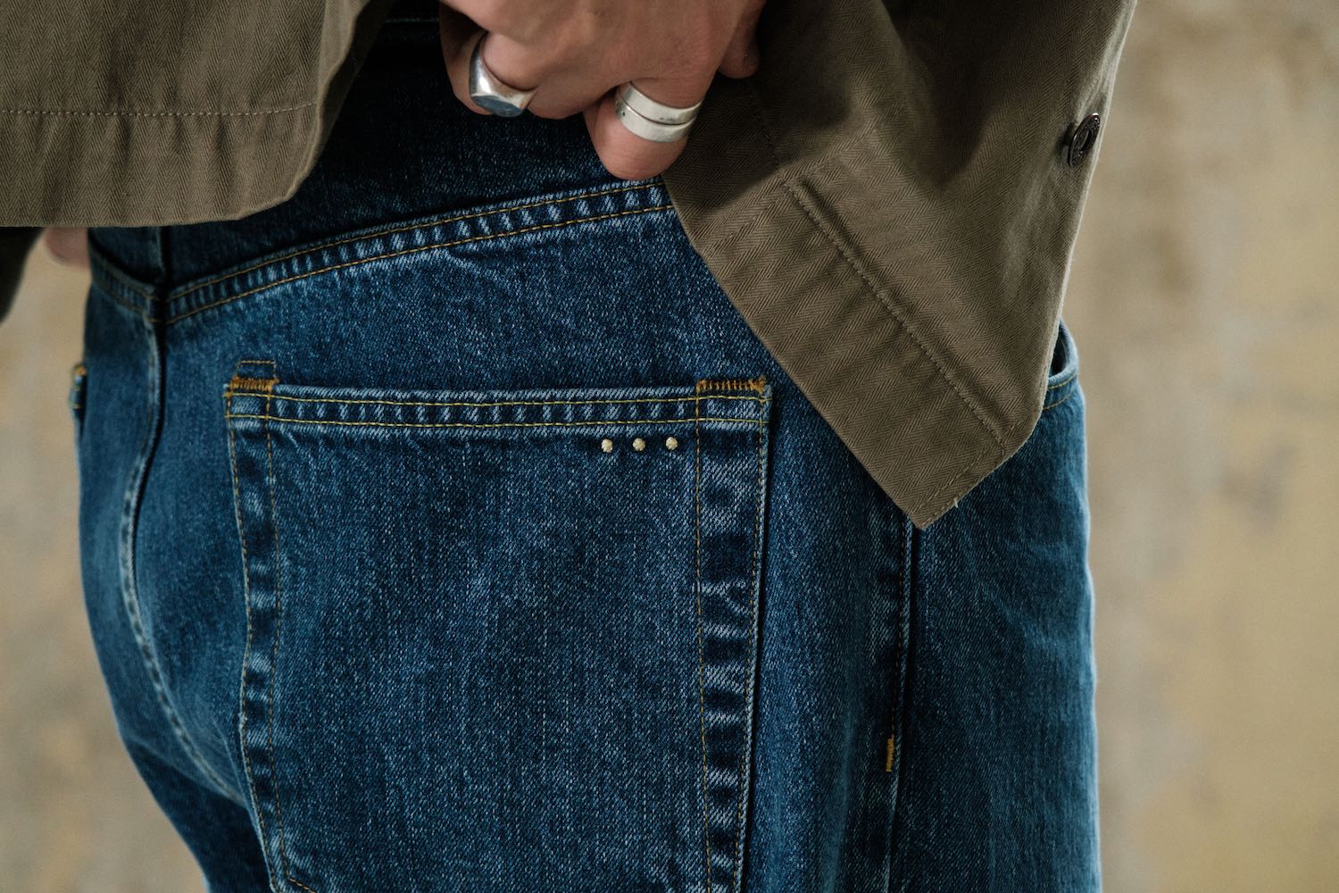 Découvre le jean loose tapered Borali en bleach et stone wash