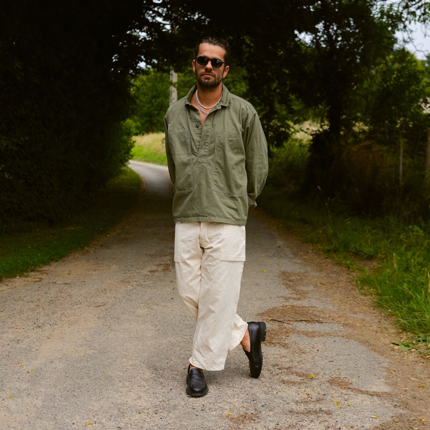 Look workwear d'été avec un popover d'inspiration militaire Look workwear d'été avec un popover d'inspiration militaire