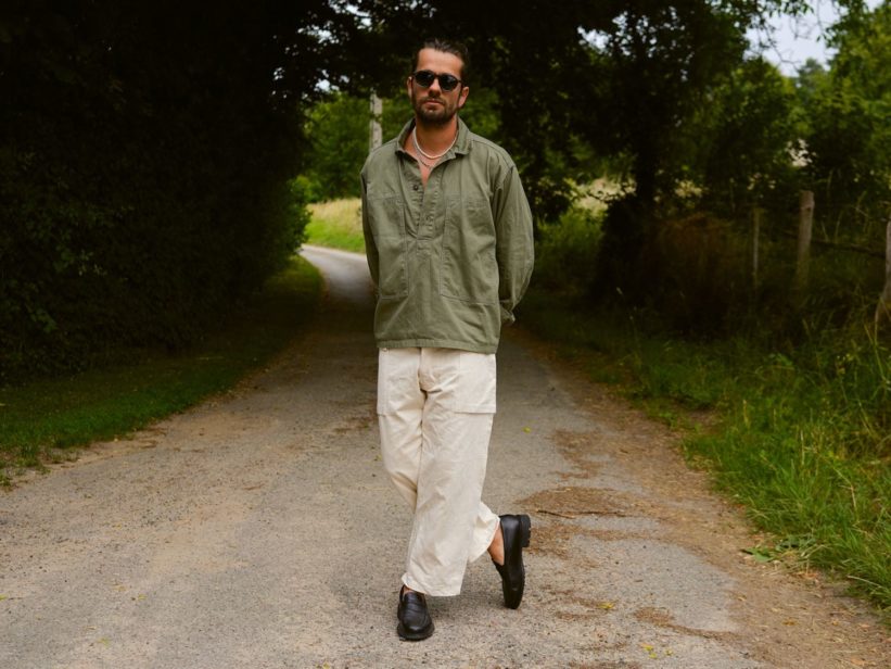Look workwear d'été avec un popover d'inspiration militaire Look workwear d'été avec un popover d'inspiration militaire