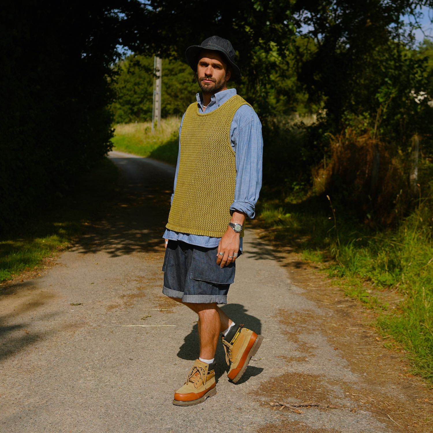 Look workwear en été: portes work boots en short Look workwear en été: portes work boots en short
