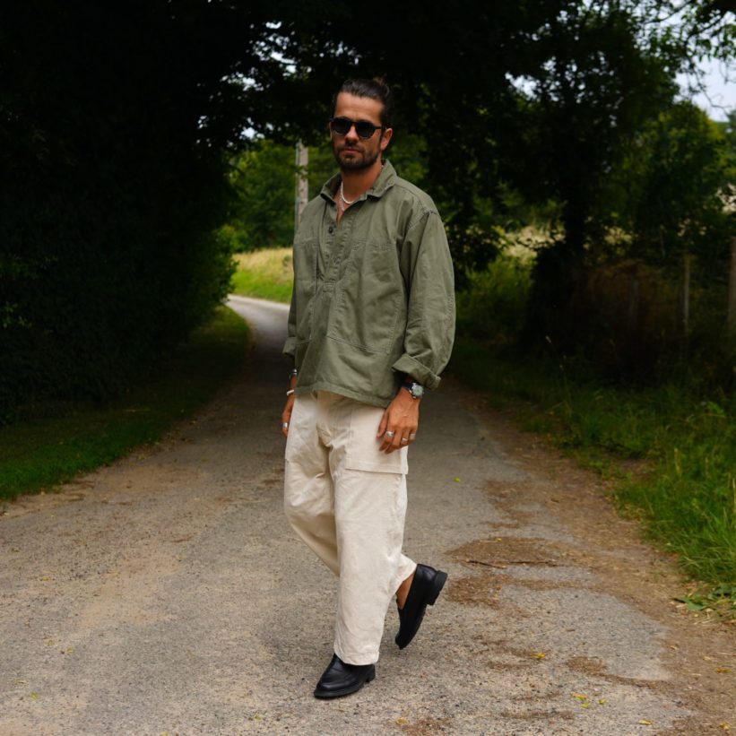 Look workwear d'été avec un popover d'inspiration militaire Look workwear d'été avec un popover d'inspiration militaire