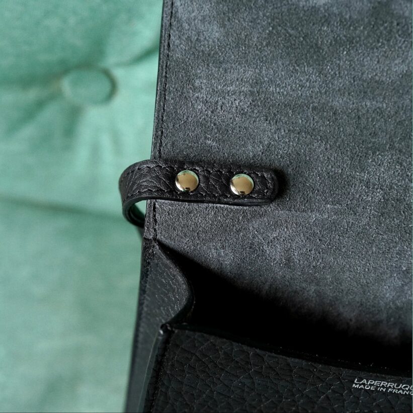 La maison de maroquinerie Laperruque sort une pochette à rabat