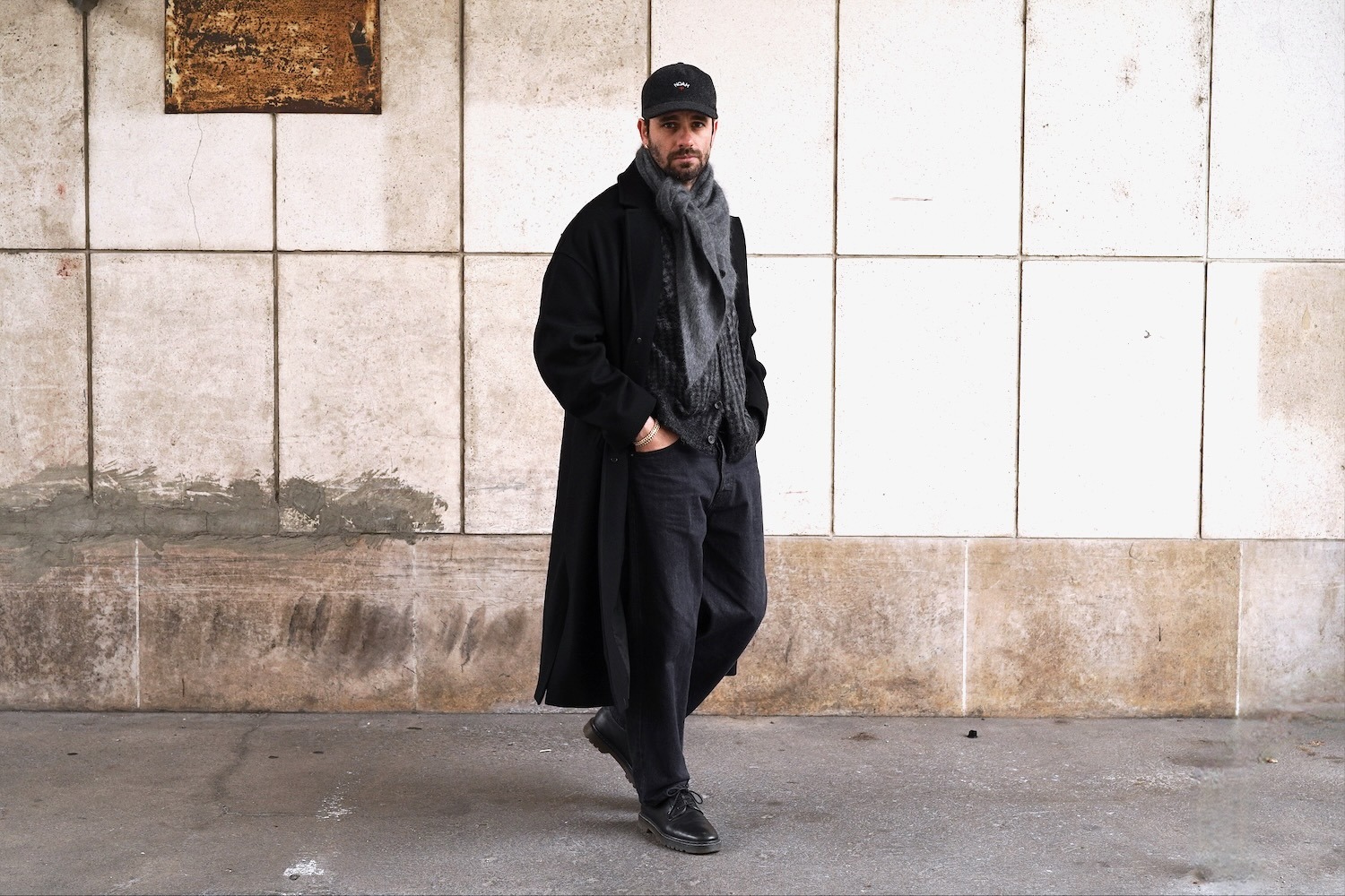 Porter du noir et du gris dans une tenue casual sans être basique